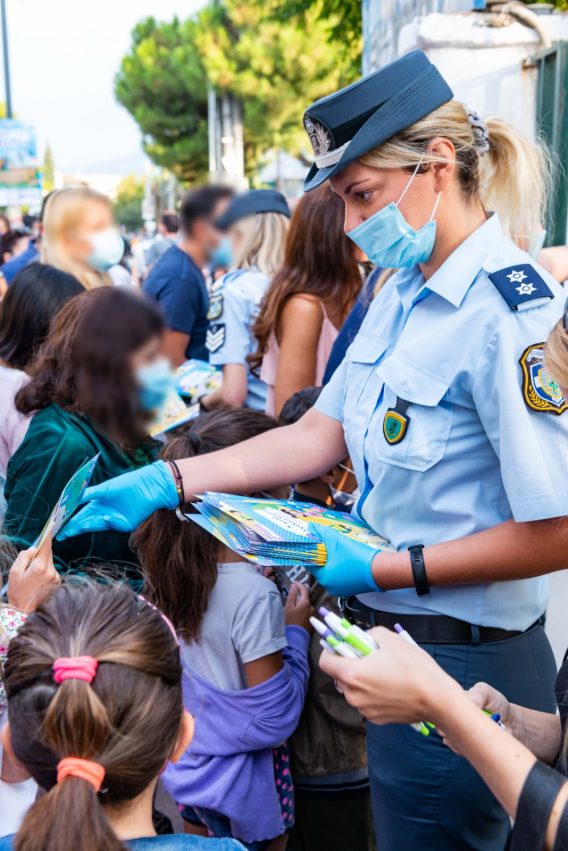 Ενημερωτικά φυλλάδια με συμβουλές οδικής ασφάλειας και κυκλοφοριακής ...